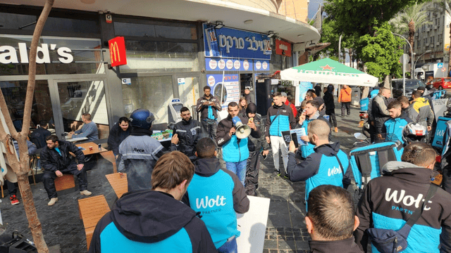 עשרות שליחי וולט קיימו מחאה בעיר התחתית לא נהיה עבדים וידאו