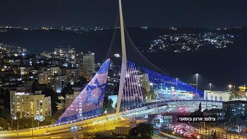 לאורך כל המלחמה: דגל ישראל יוקרן על חומות העיר העתיקה וגשר המיתרים