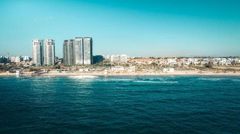 עונת הרחצה 2025 נפתחה בחדרה - זה מה שמחכה לכם בחופים