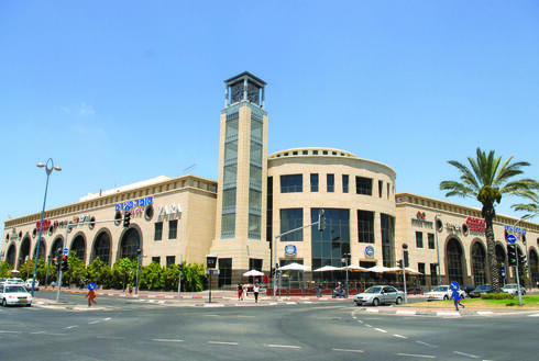 קניון חולון נגד העירייה: "מפלים אותנו"