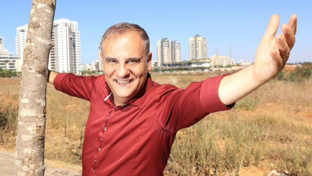 אסף אשתר חוזר לילדותו בחדרה ואומר: "כשאני שומע 'חדרה' משהו בי זז"